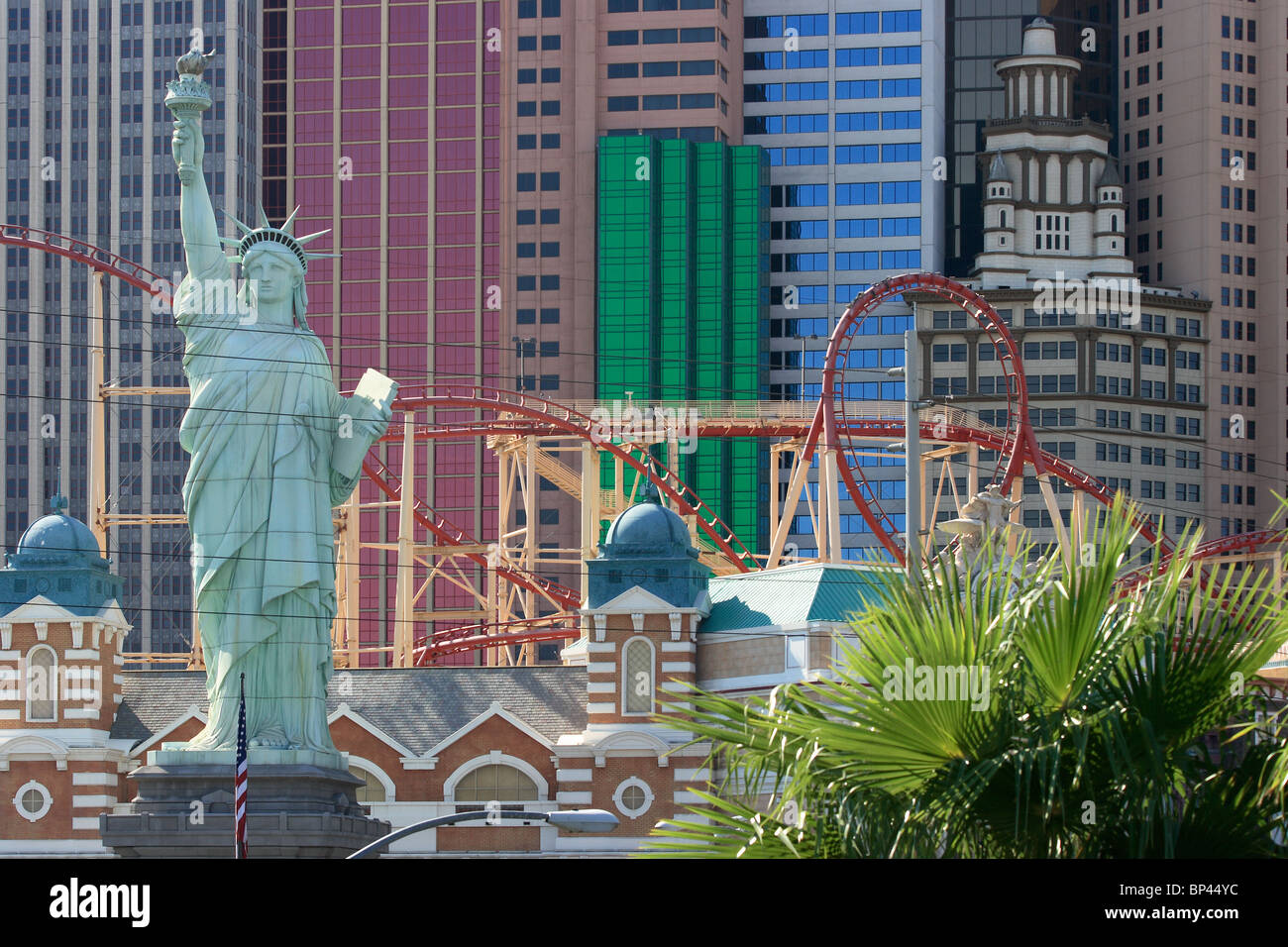 The Statue of Liberty and rollercoaster in front of the New York Hotel ...