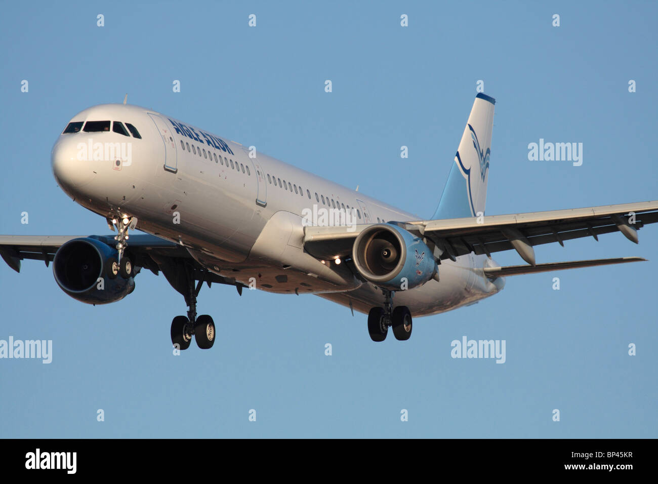 Airbus 321 hi-res stock photography and images - Alamy