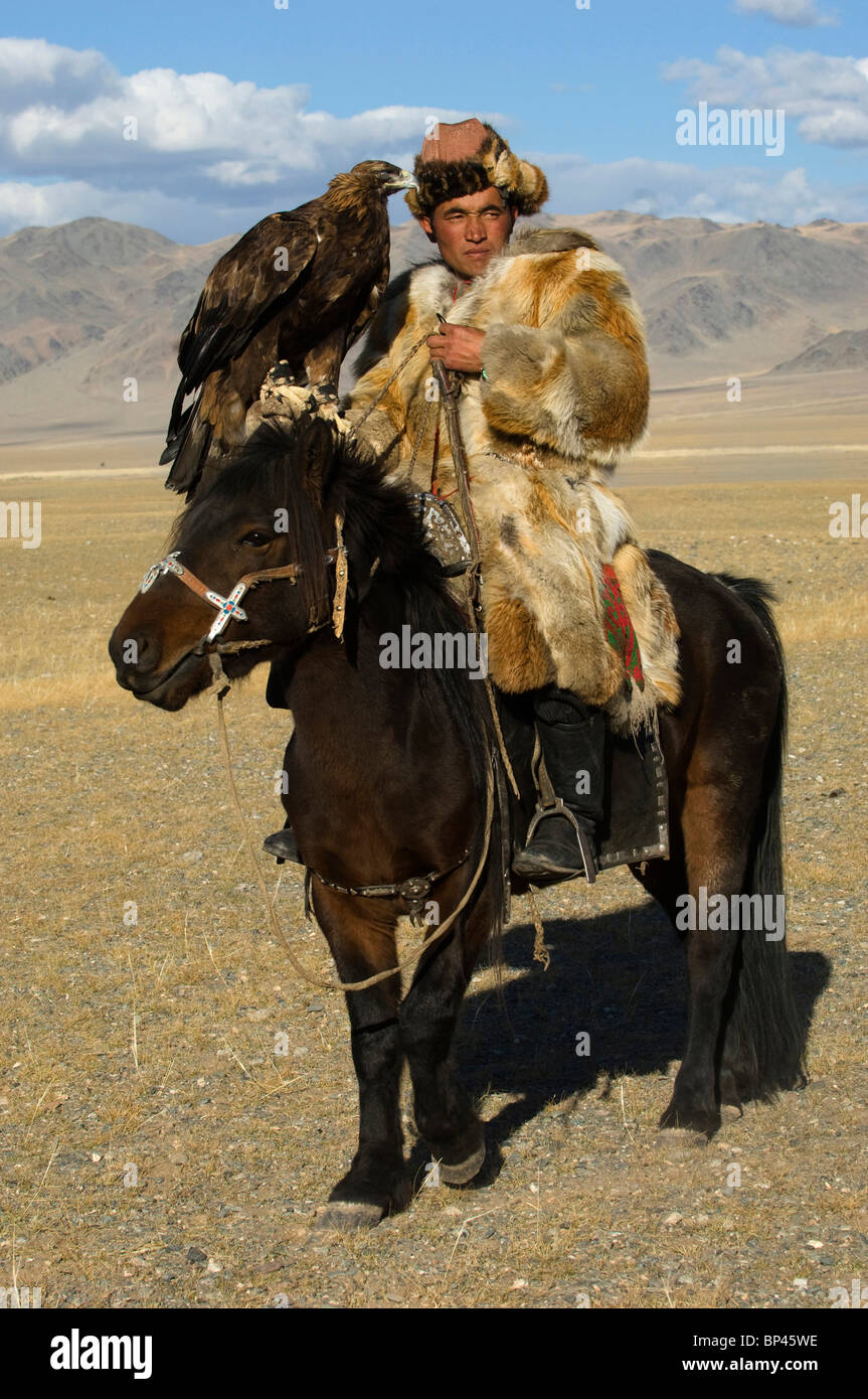 Mongolian man riding horse altai hi-res stock photography and images ...