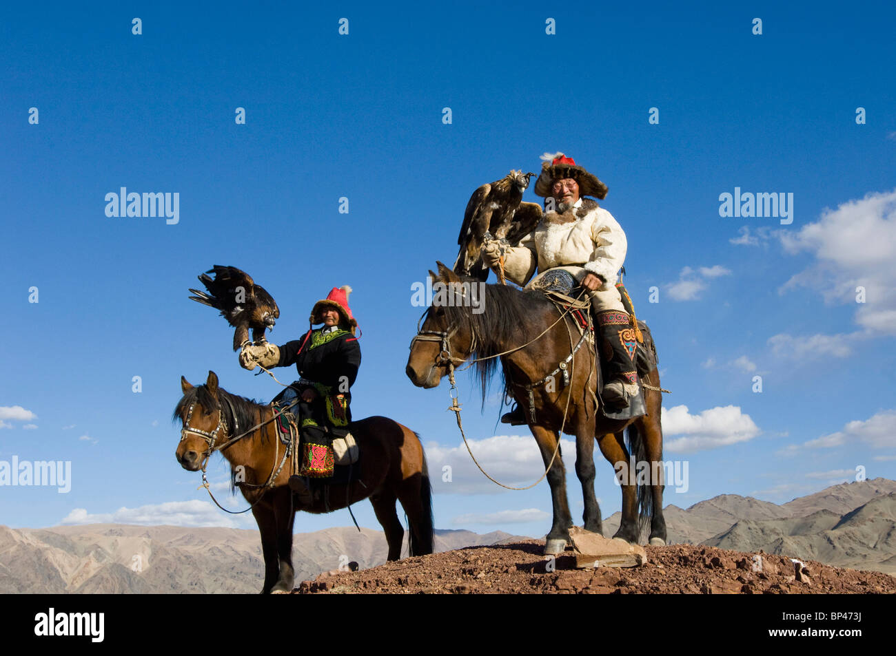 Mongolian man riding horse altai hi-res stock photography and images ...