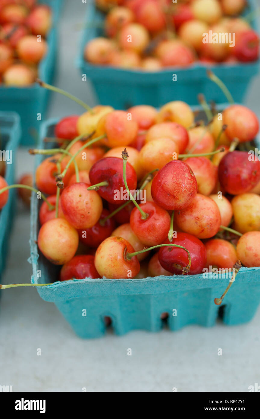Box of cherrys hi-res stock photography and images - Alamy