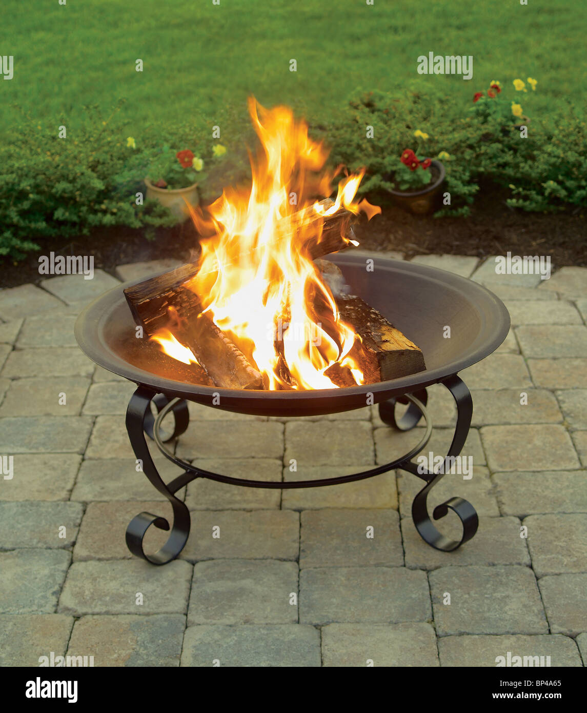Outdoor firepit hi-res stock photography and images - Alamy
