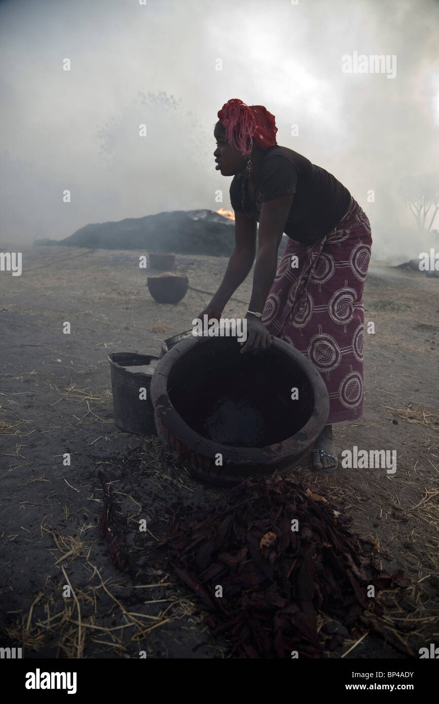 Mali pottery women hi-res stock photography and images - Alamy