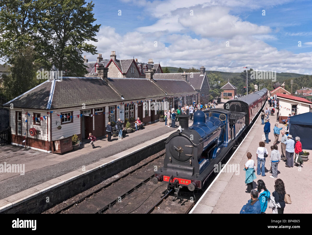 Caledonian Railway restored 0-6-0 steam engine No. 828 arriving at Boat ...