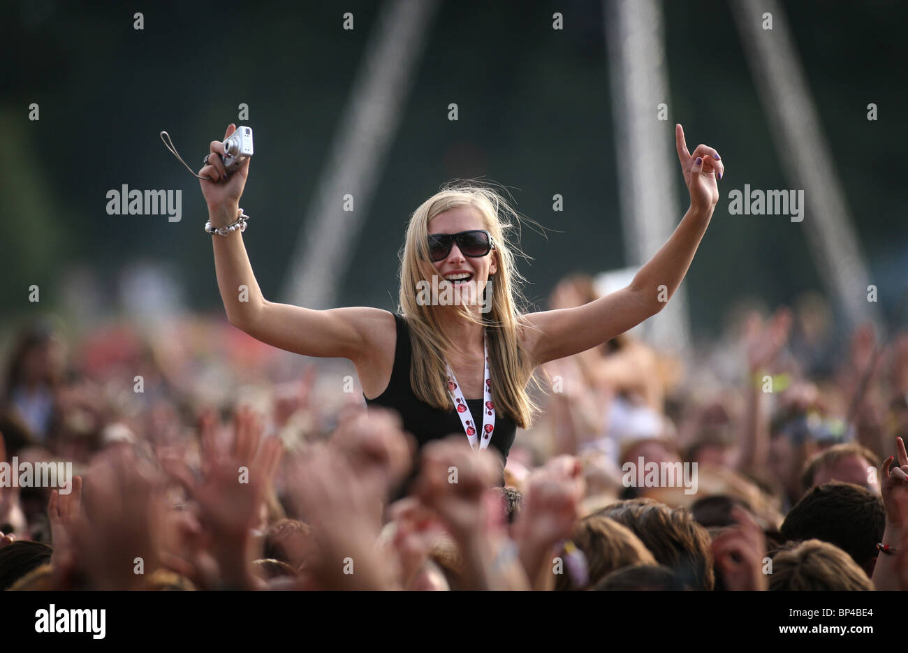 Fans celebrate shoulders hi-res stock photography and images - Alamy
