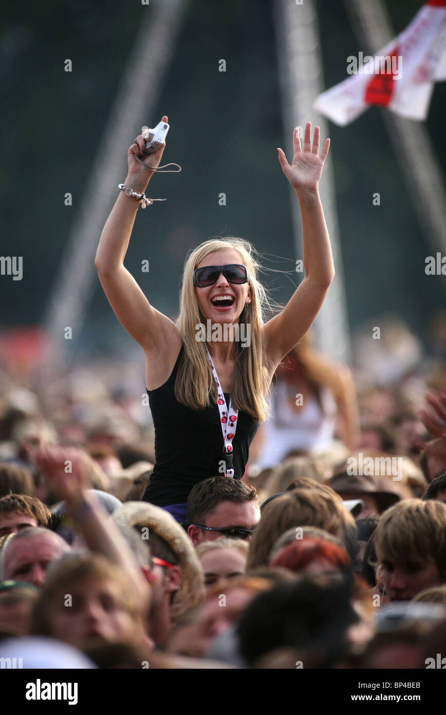Girl on shoulders music concert hi-res stock photography and images - Alamy