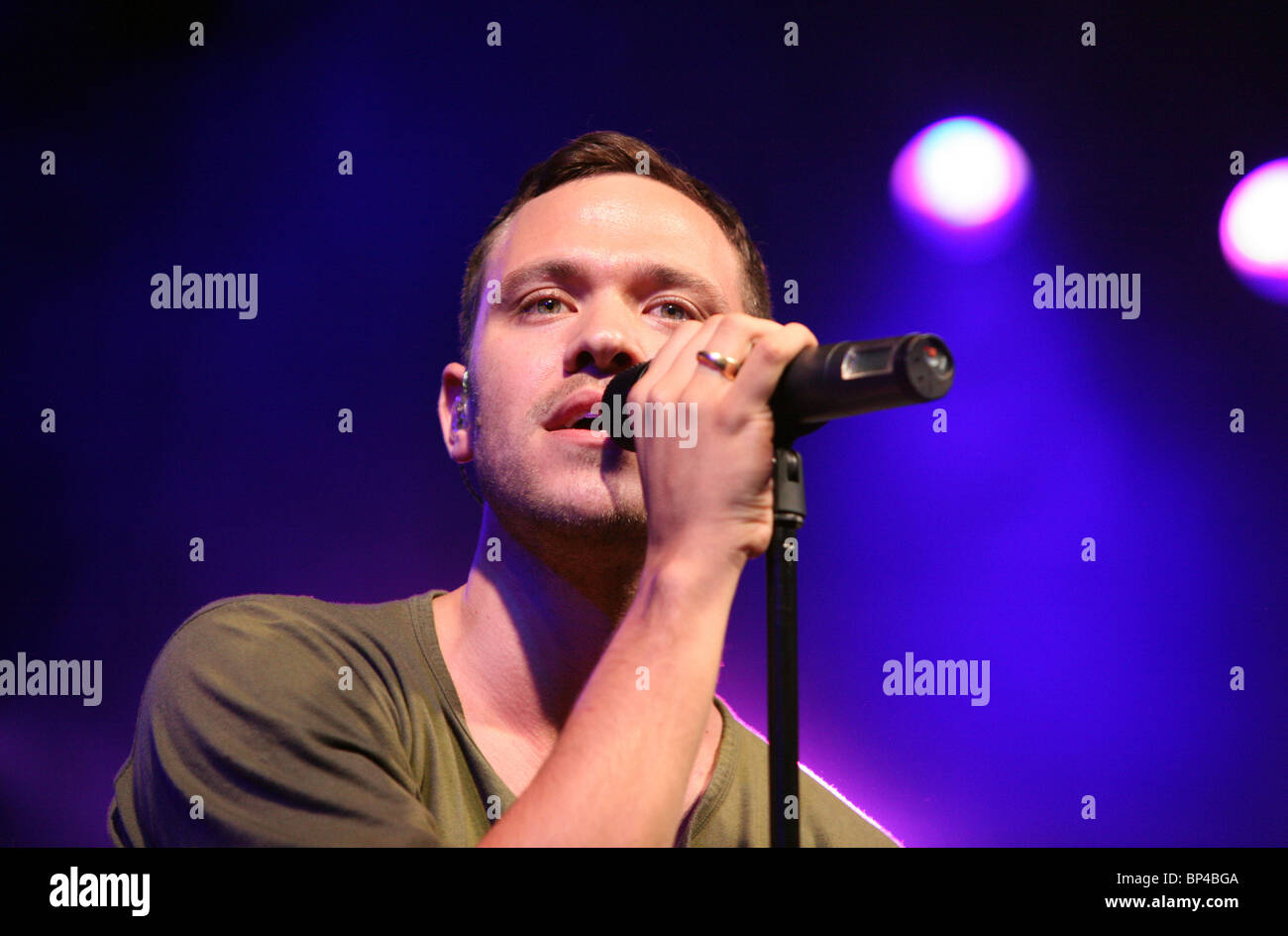 Will young singer hi-res stock photography and images - Alamy