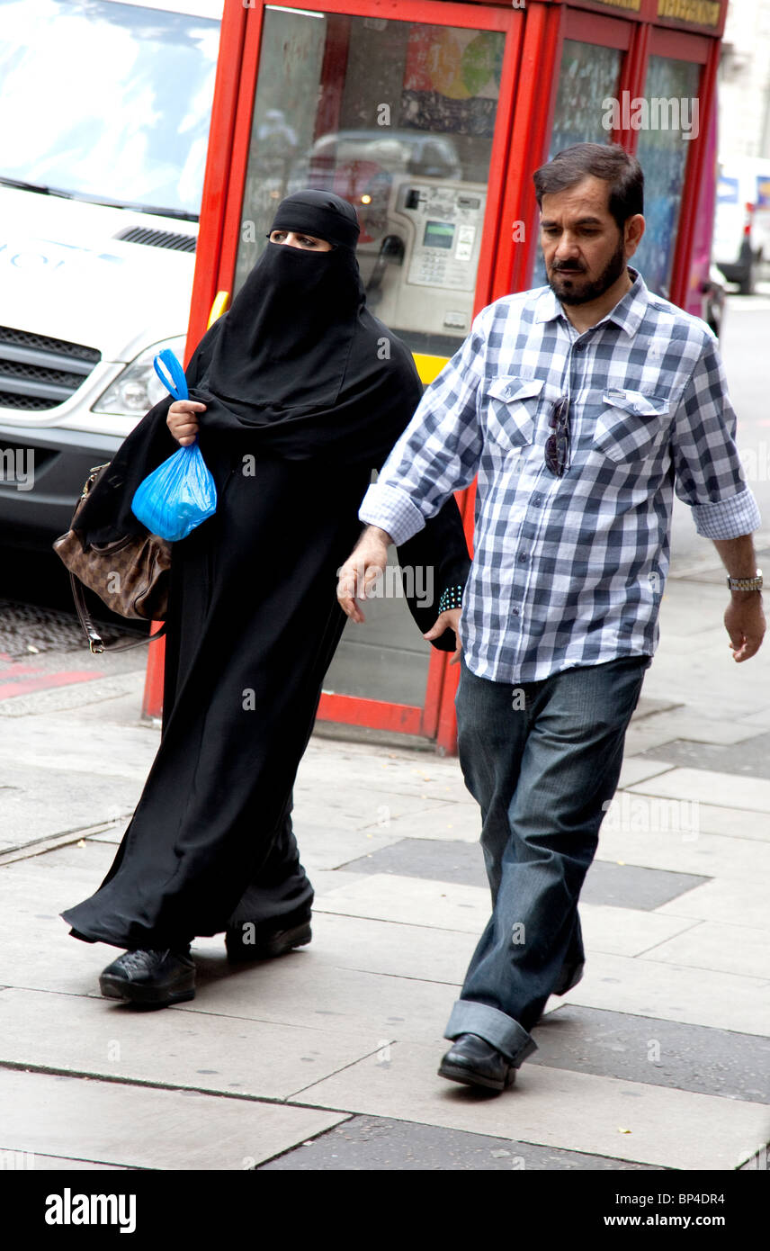 Islamic muslim woman wearing burqa hi-res stock photography and images ...