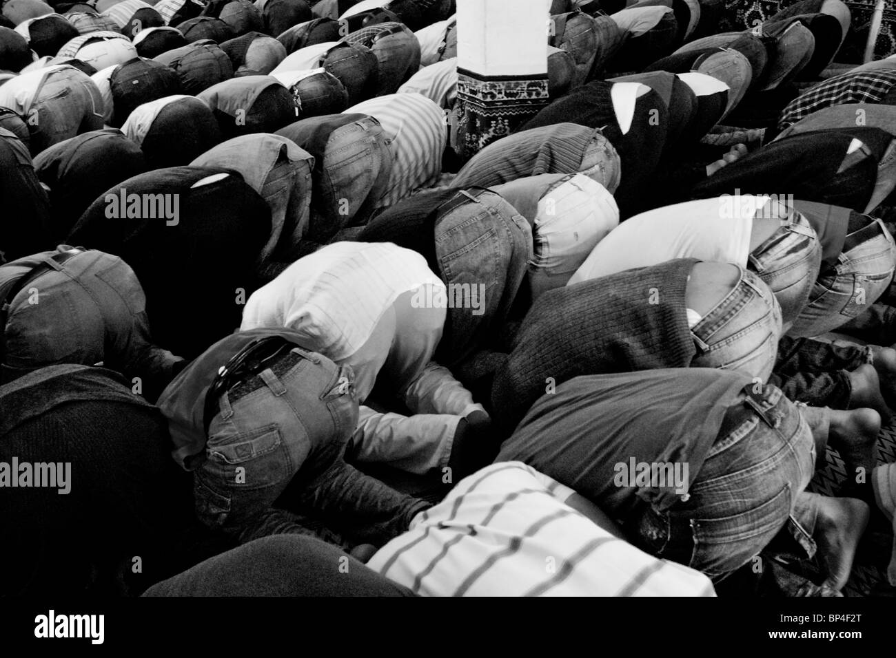 Muslims praying inside the Assalam Mosque in the centre of Málaga Stock ...