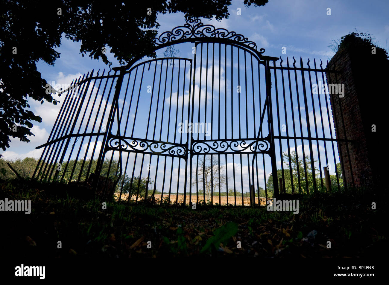 Old gates hi-res stock photography and images - Alamy