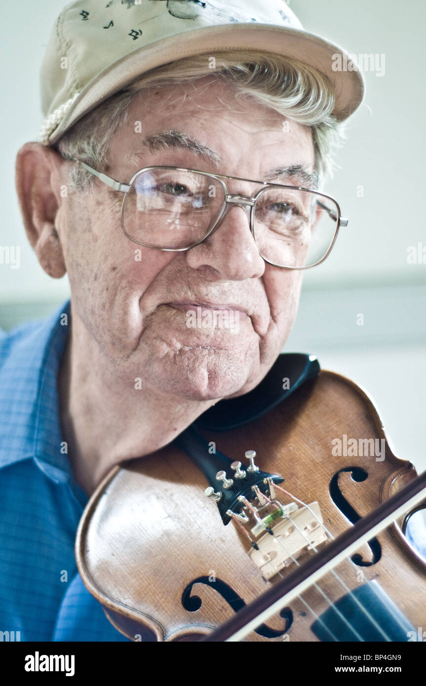 Old man playing fiddle hi-res stock photography and images - Alamy