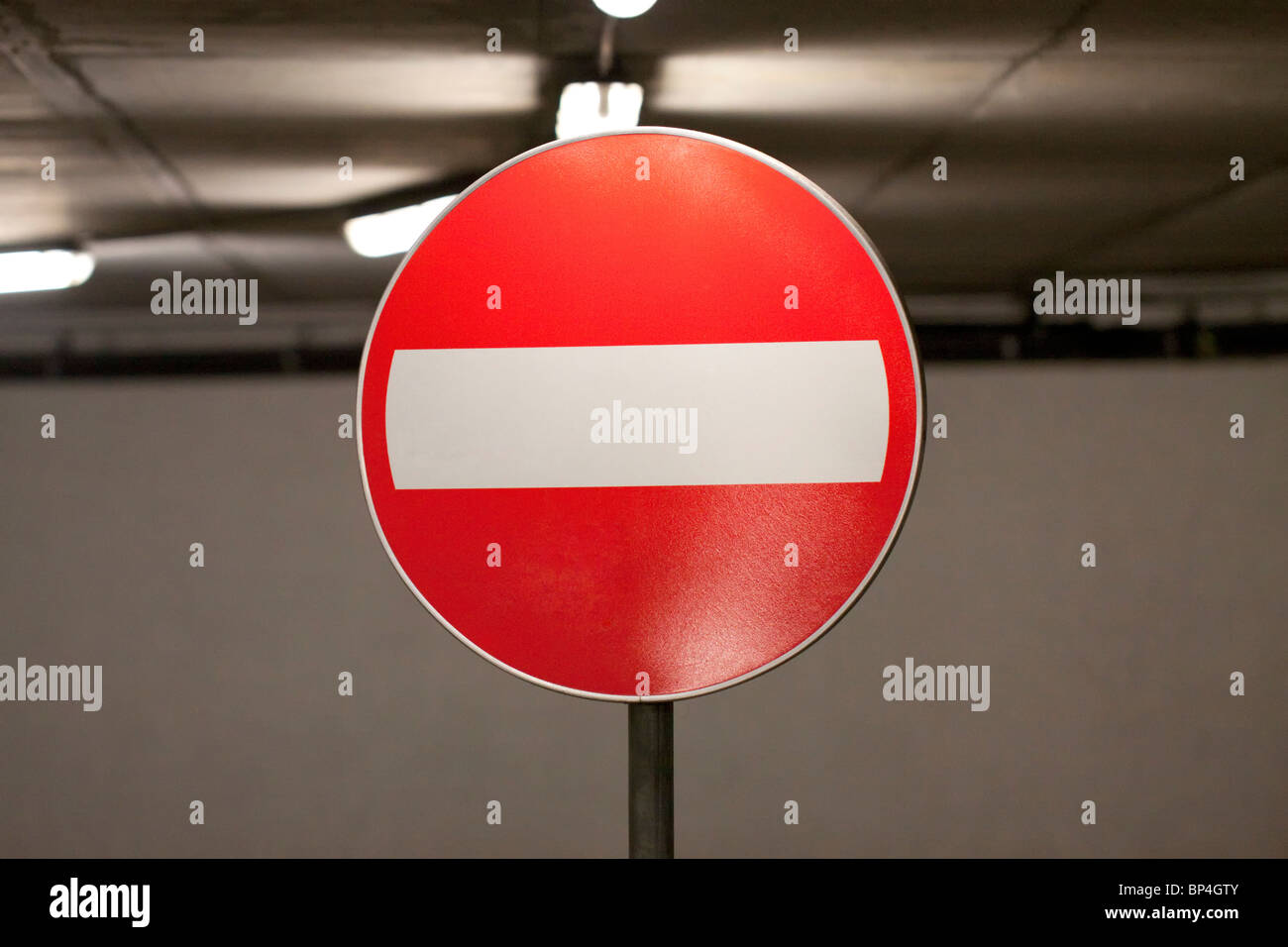Red circular no entry sign hi-res stock photography and images - Alamy