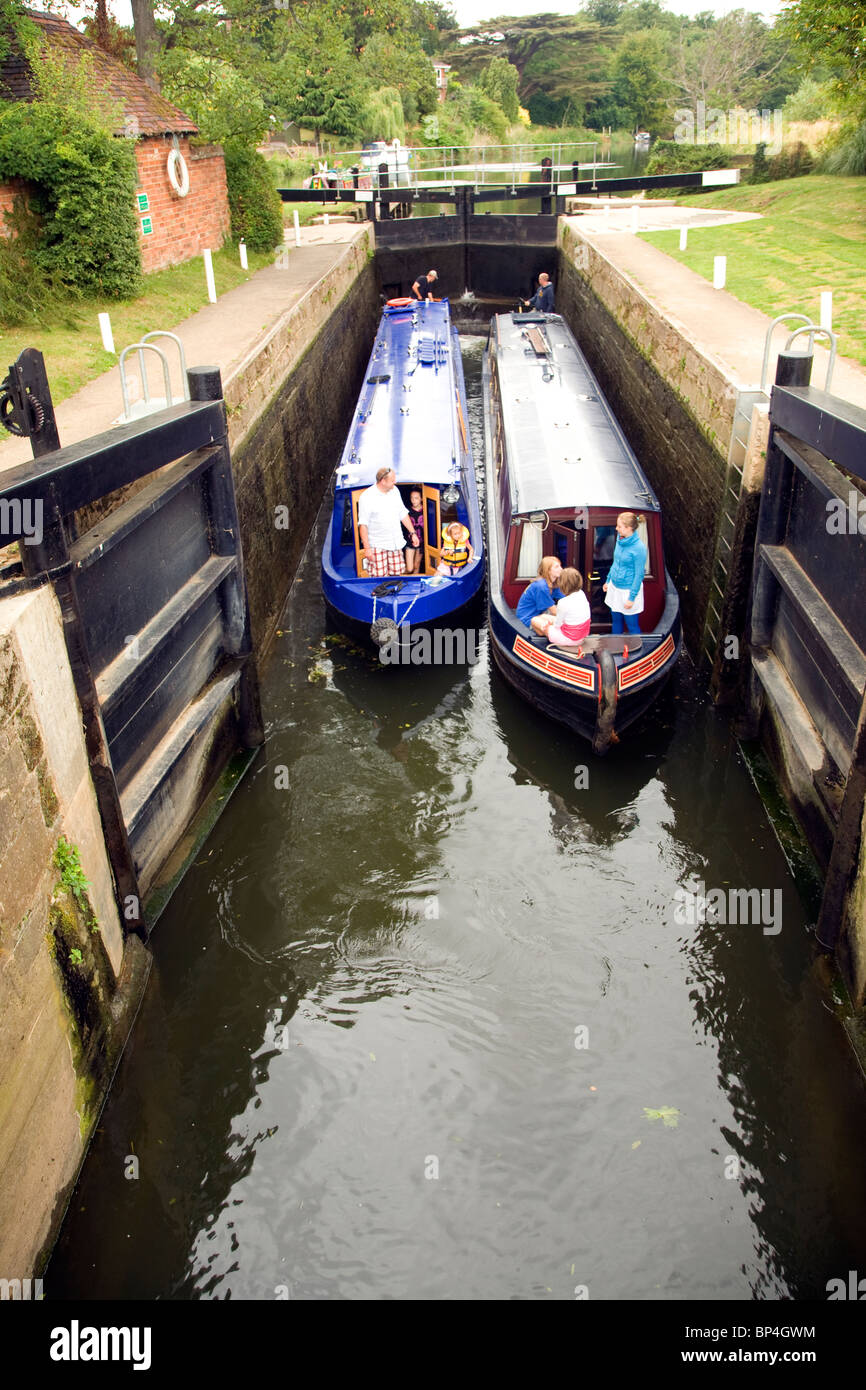 Navigating narrow boat lock River Avon, Fladbury, Worcestershire ...