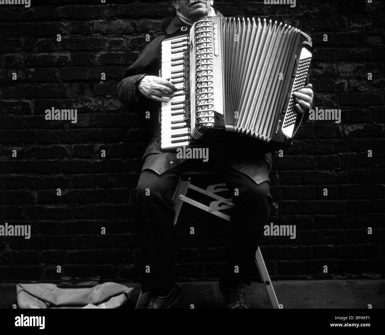 Busker music street musician Black and White Stock Photos & Images - Alamy
