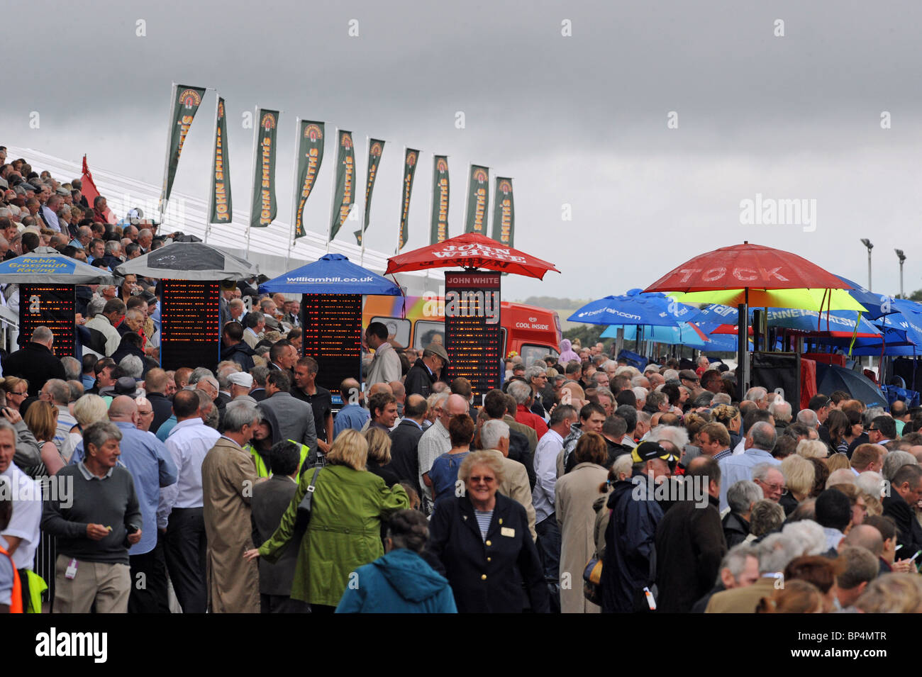 Brighton races crowd hi-res stock photography and images - Alamy