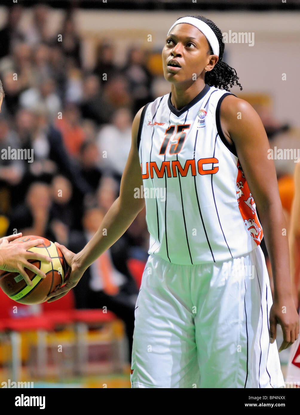 Asjha Jones #15 takes the ball Stock Photo - Alamy