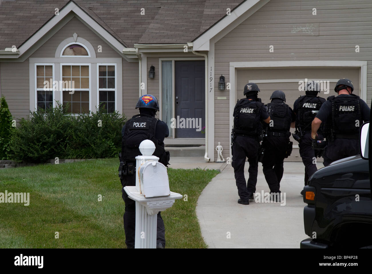 Police Tactical team from Street Narcotics Unit approach residence to ...