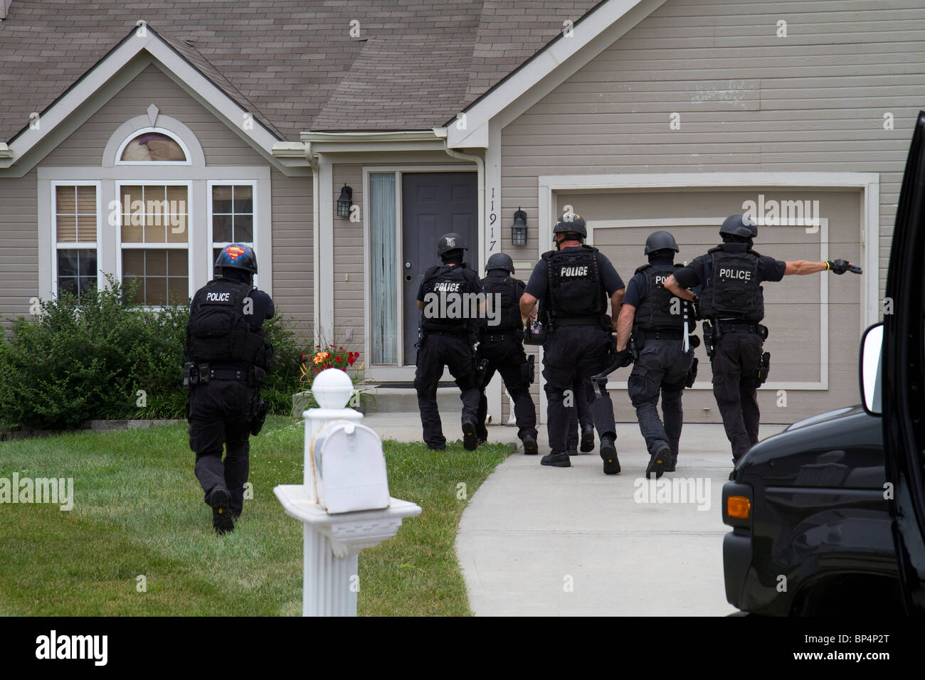 Police Tactical team from Street Narcotics Unit approach residence to ...