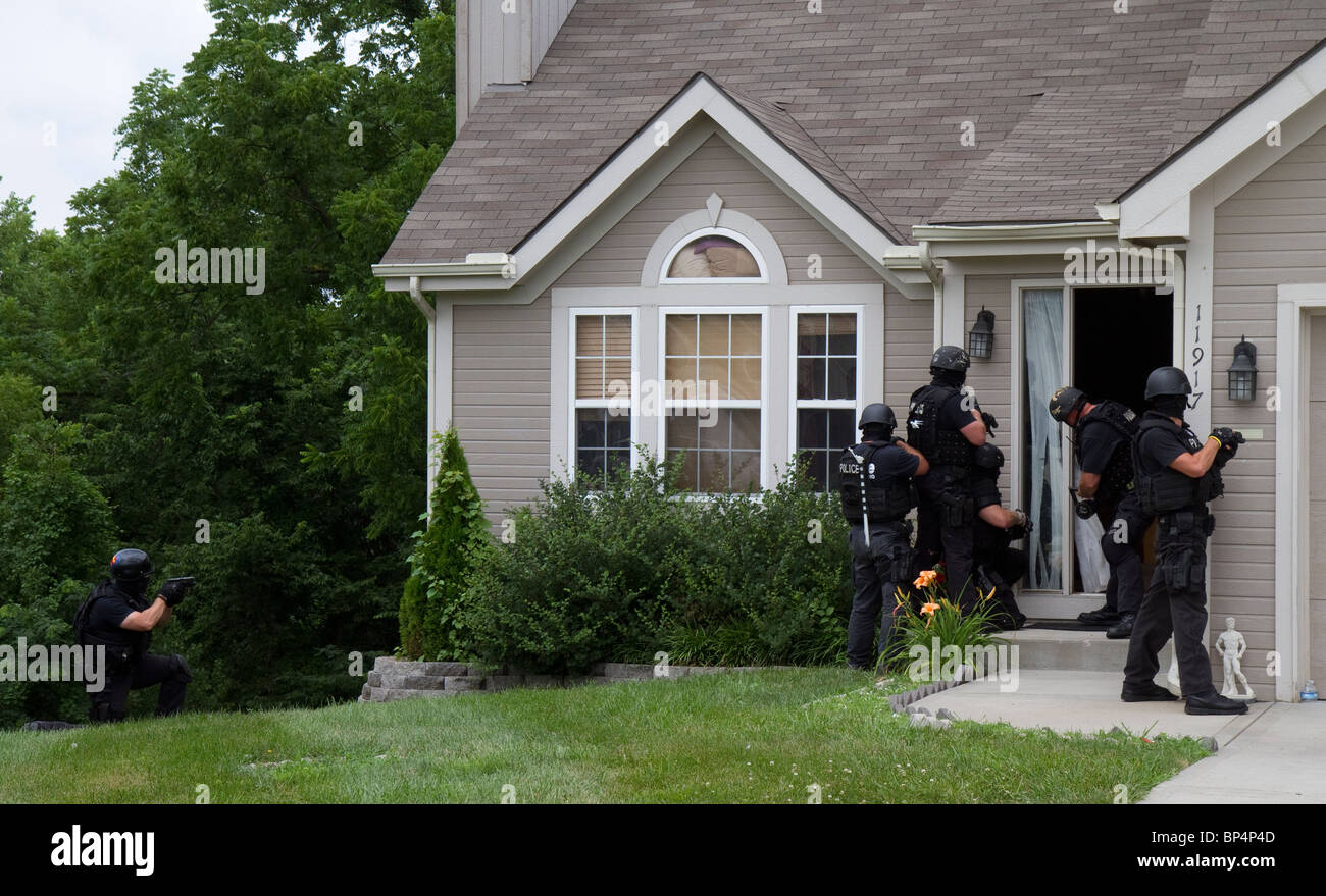 Police Tactical team from Street Narcotics Unit approach residence to ...