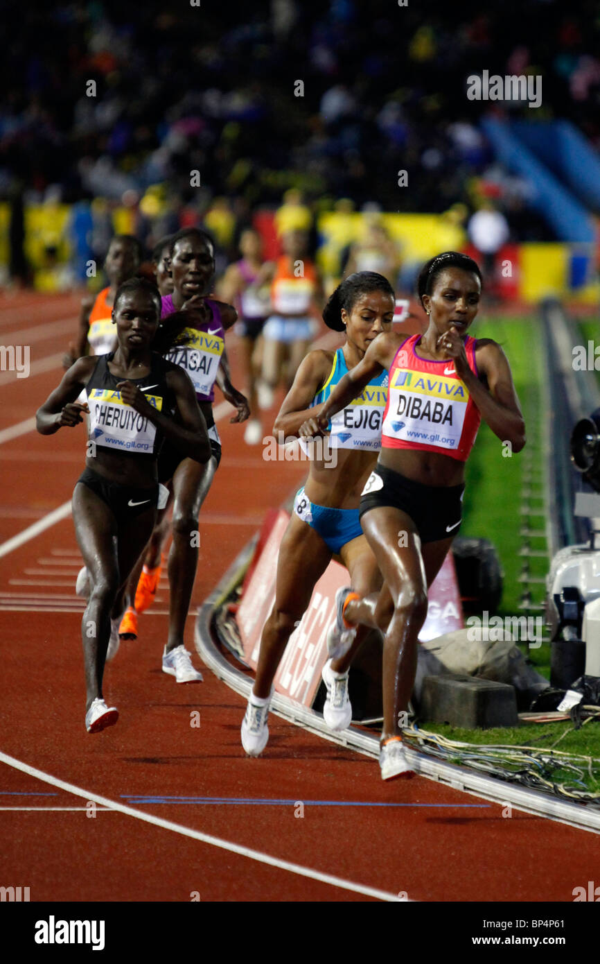 Tirunesh DIBABA leading the 5000m race at Aviva London Grand Prix ...