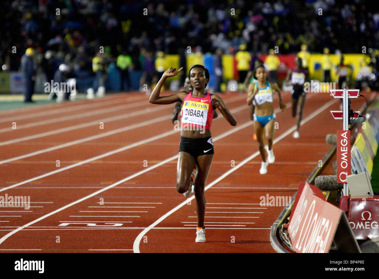 Tirunesh DIBABA leading the 5000m race at Aviva London Grand Prix ...