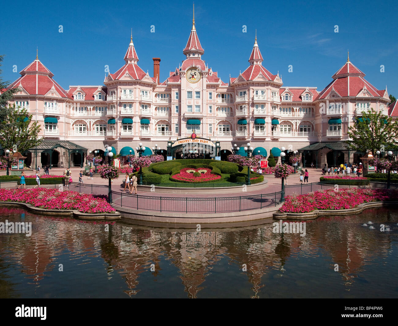 Mickey mouse disneyland castle hi-res stock photography and images - Alamy