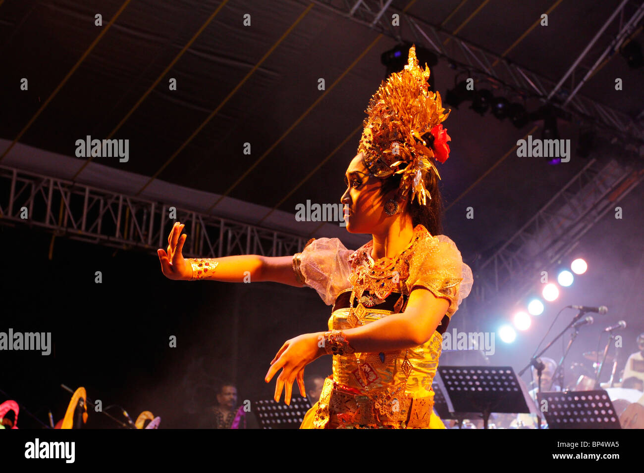Traditional dance from Indonesia Stock Photo - Alamy
