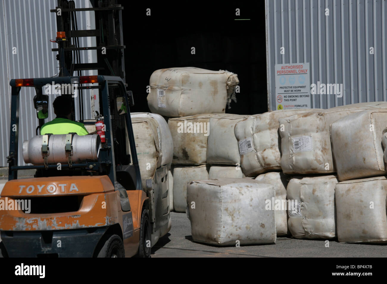 Wool bales hi-res stock photography and images - Alamy