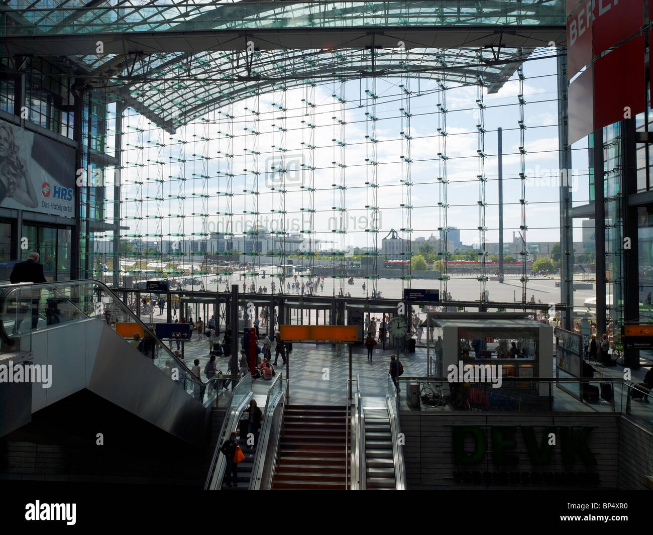 Station roof of berlin main station hi-res stock photography and images ...