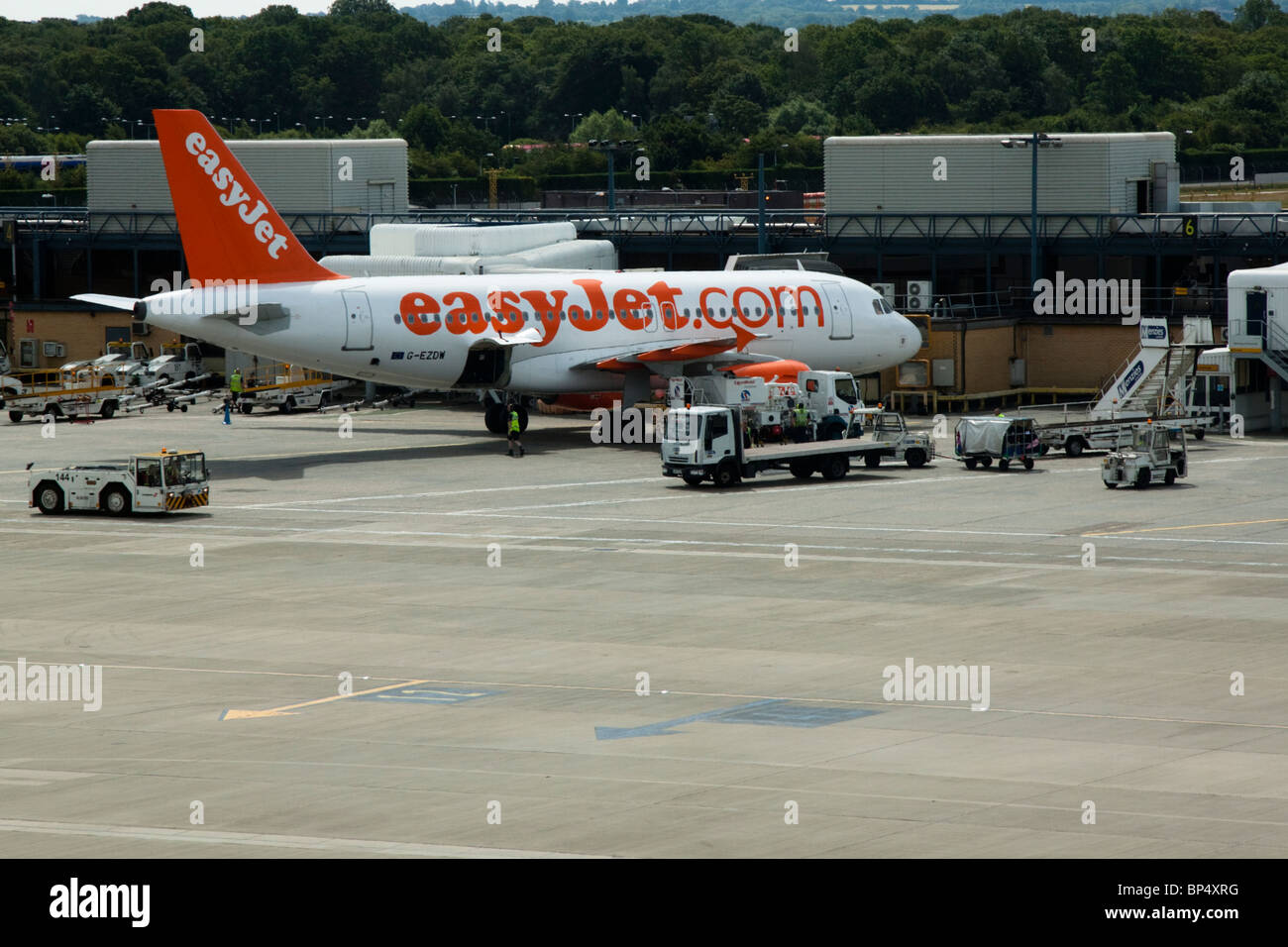 An easyjet aircraft with ground crew, Gatwick airport, England Stock ...