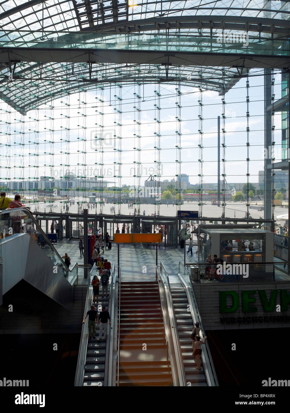 Station roof of berlin main station hi-res stock photography and images ...