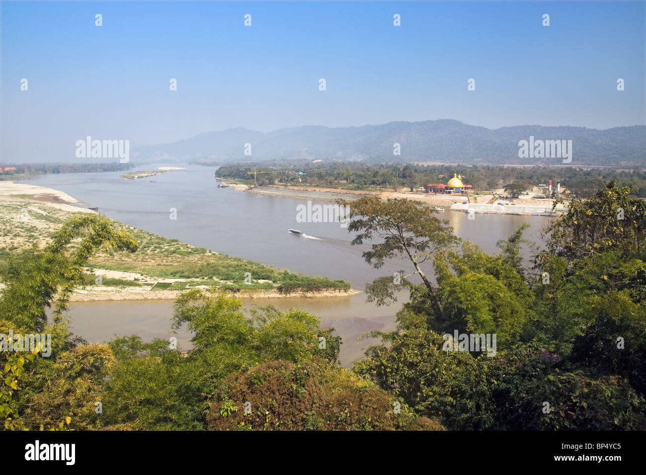 Golden Triangle at the confluence of the Mekong and Ruak. Borders of ...