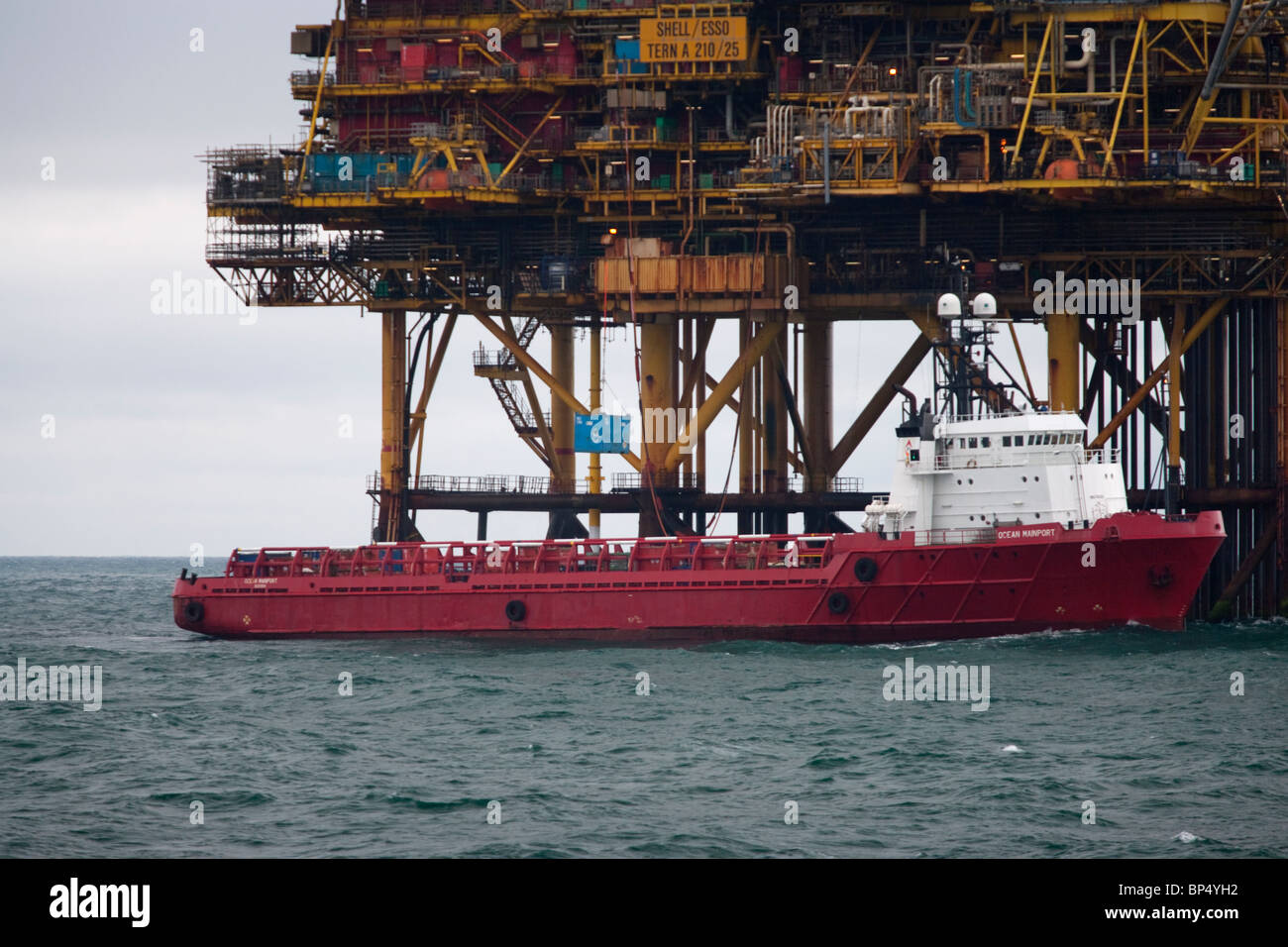 Tern oil rig hi-res stock photography and images - Alamy