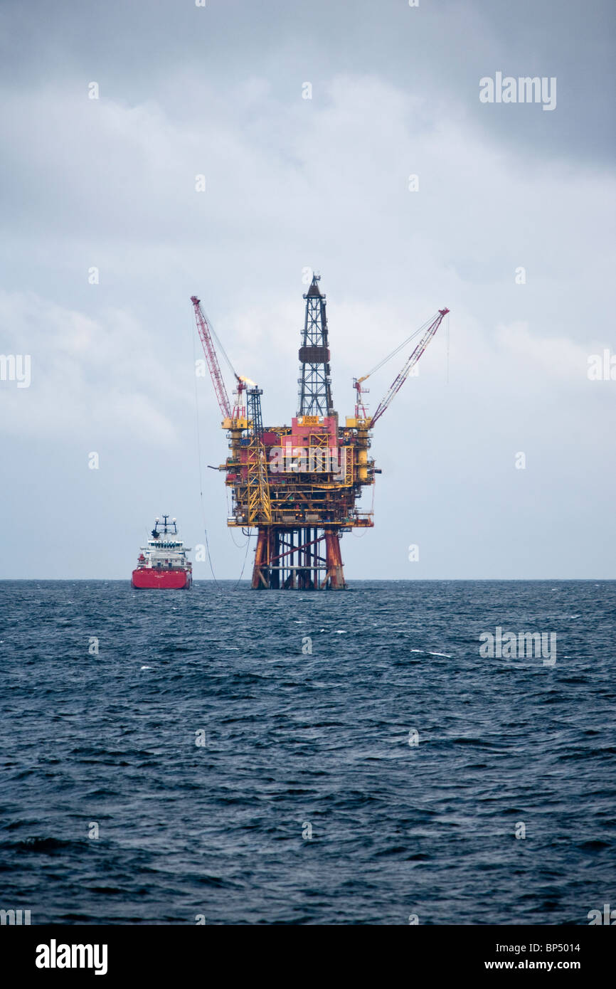 Tern oil rig hi-res stock photography and images - Alamy