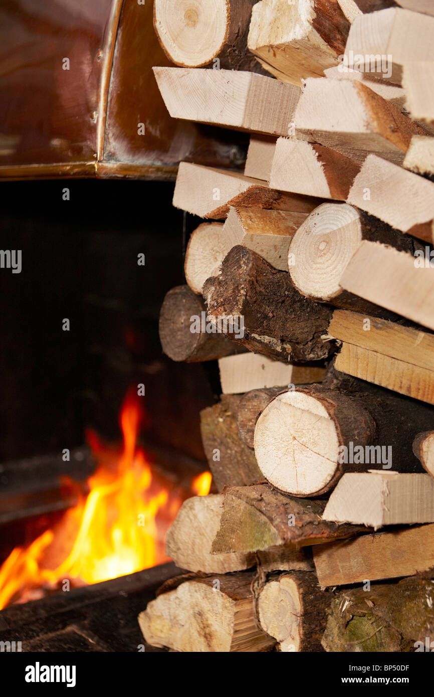 Log fire hi-res stock photography and images - Alamy