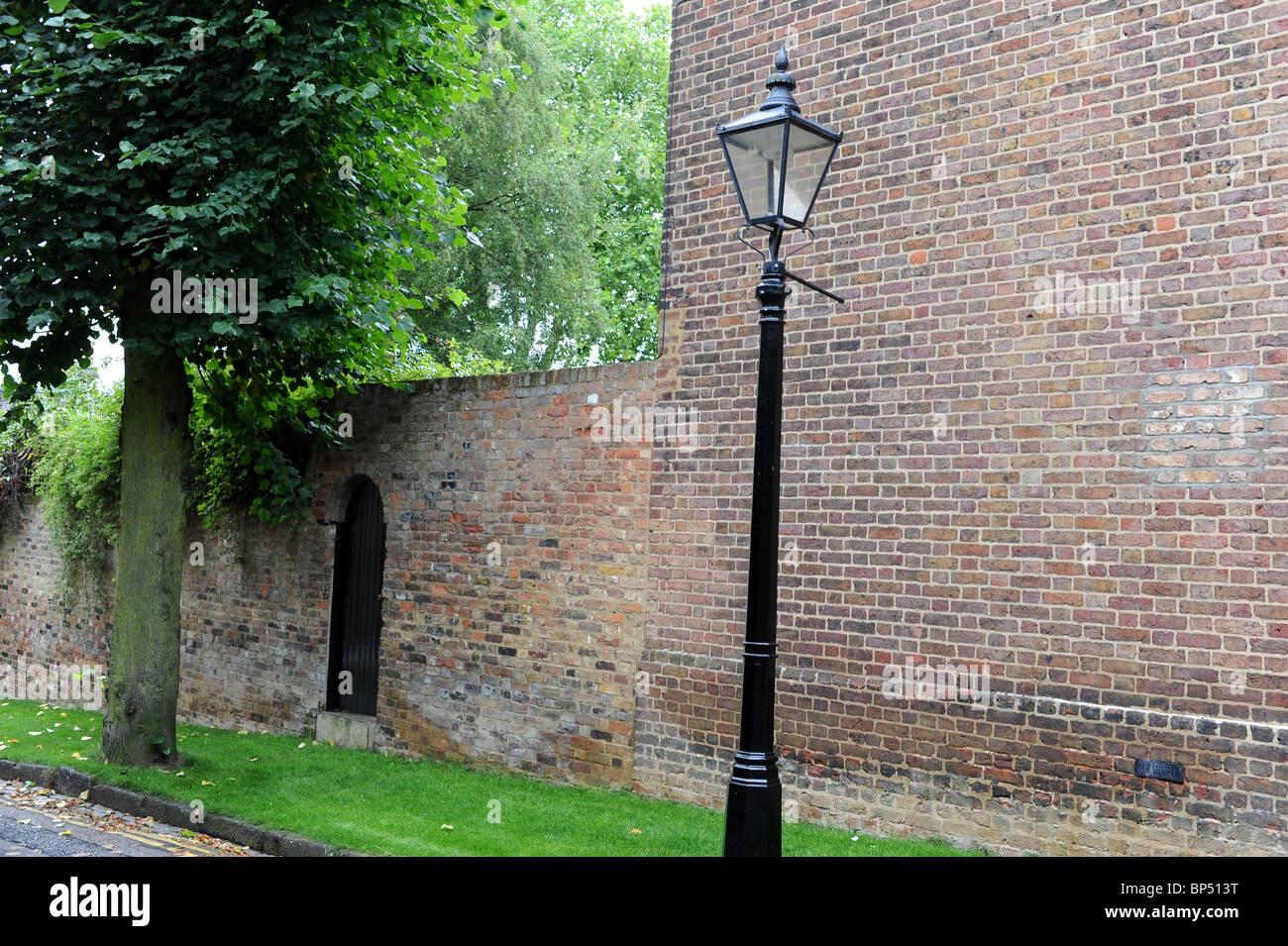 Lamp post and tree hi-res stock photography and images - Alamy