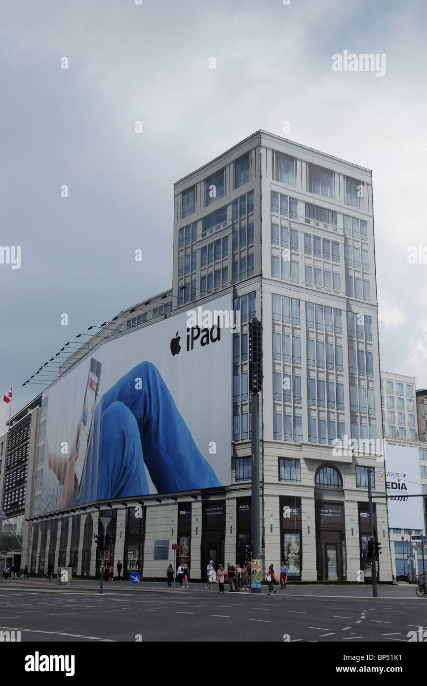 Apple ipad advert hi-res stock photography and images - Alamy