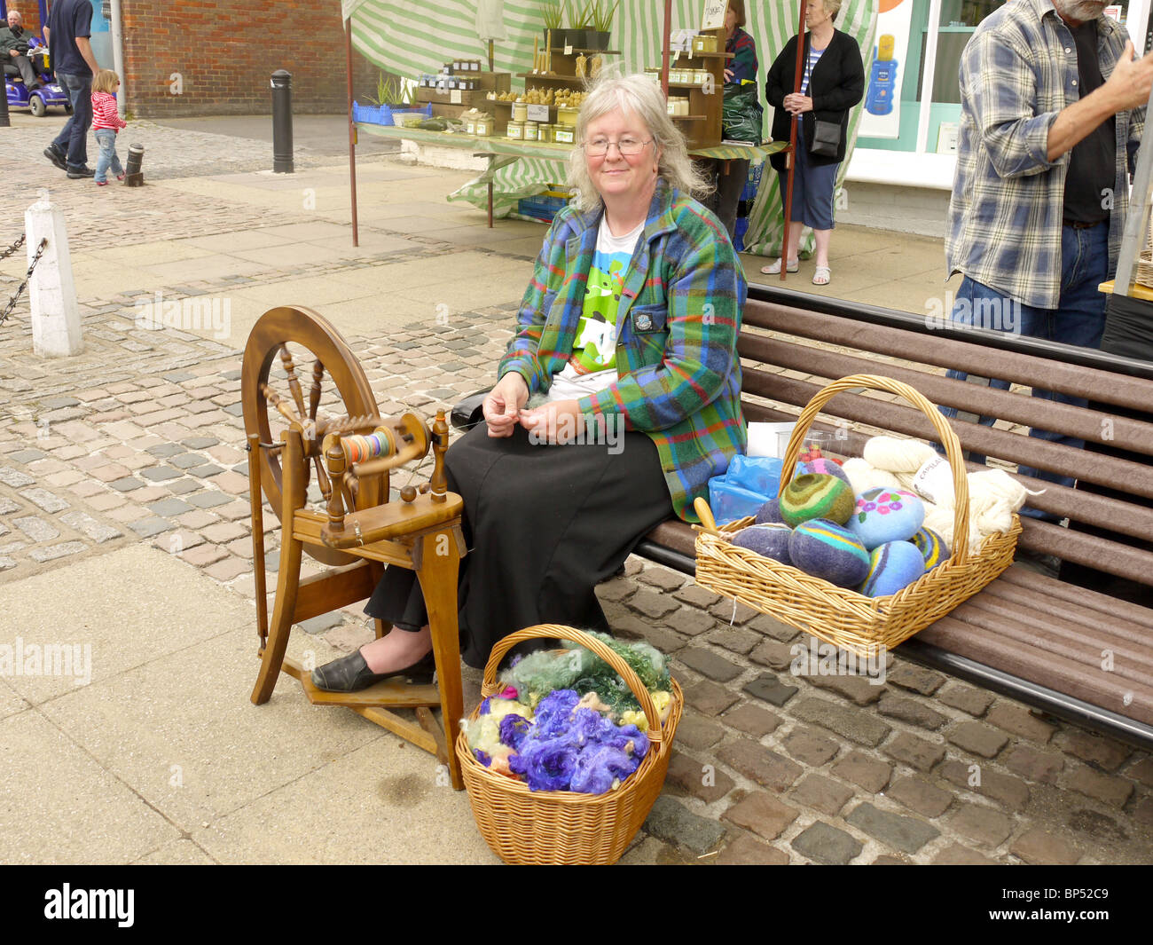 Lady spinning wool spinning wheel hi-res stock photography and images ...