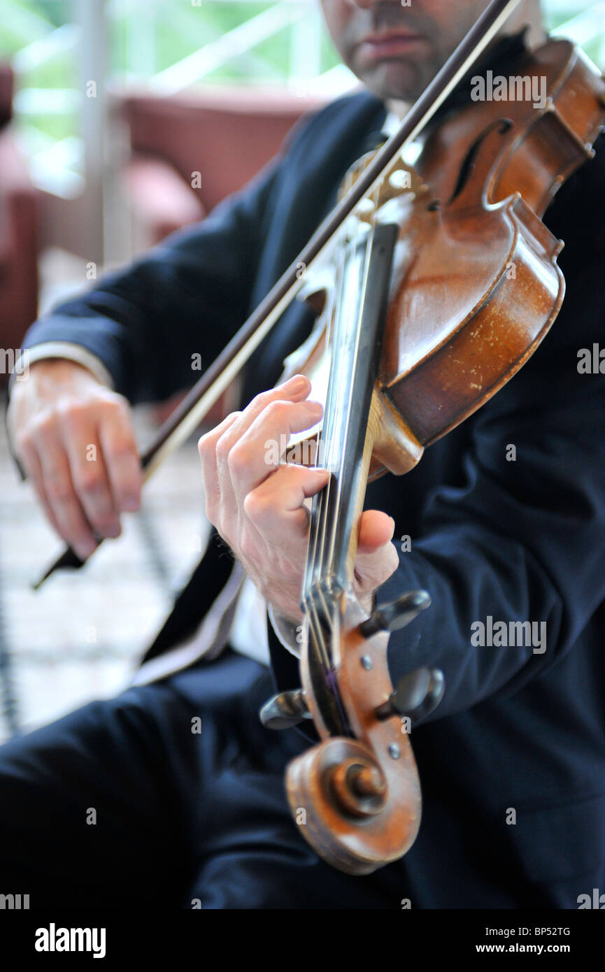 Fiddler playing the violin hi-res stock photography and images - Alamy