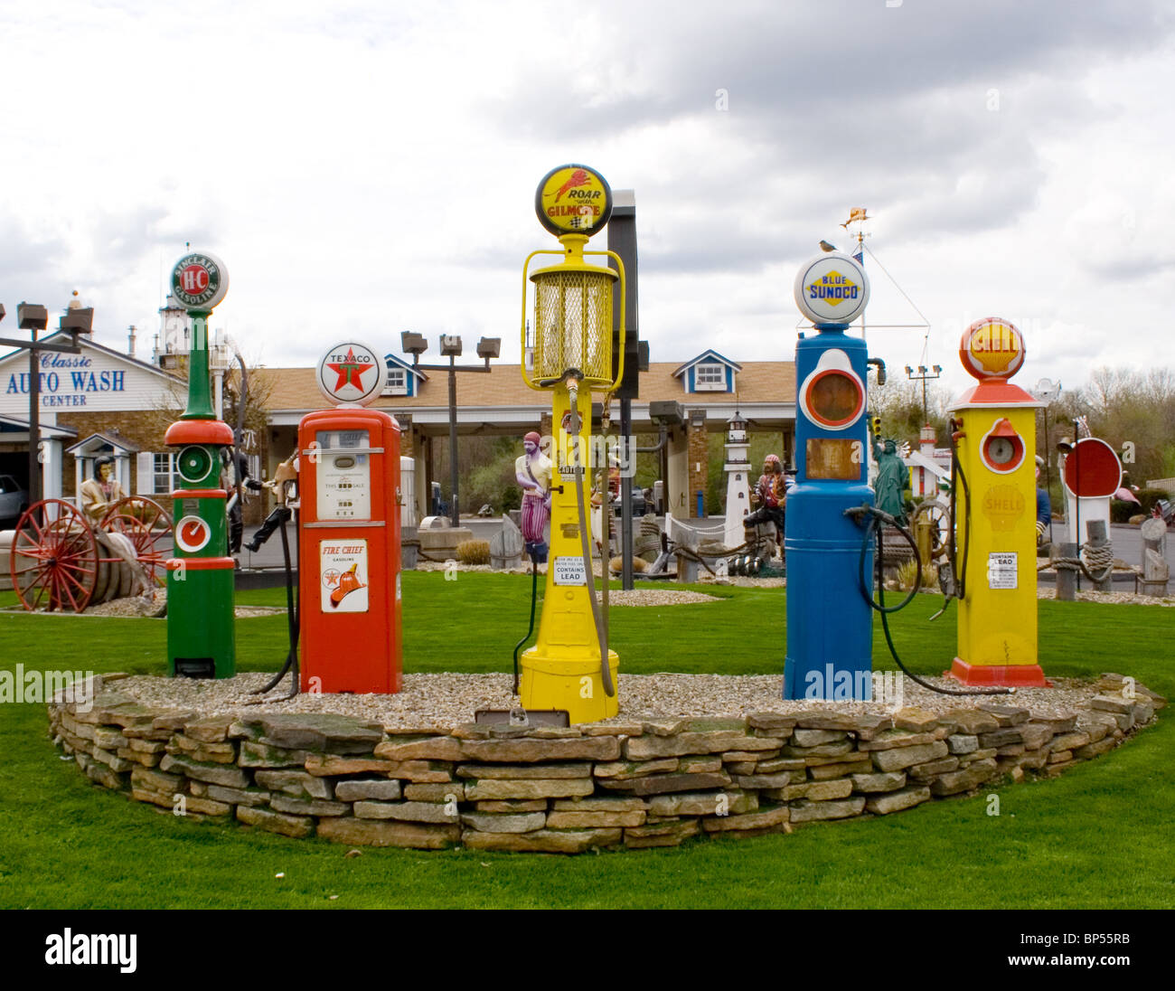The Wacky Classic Auto Wash in Cromwell, Connecticut, features colorful ...
