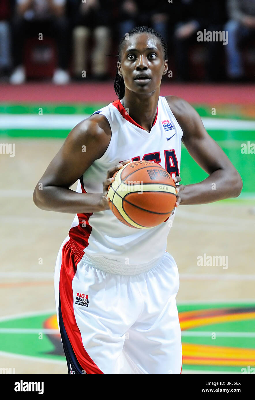 Lindsey Harding #4 at the free throw line Stock Photo - Alamy