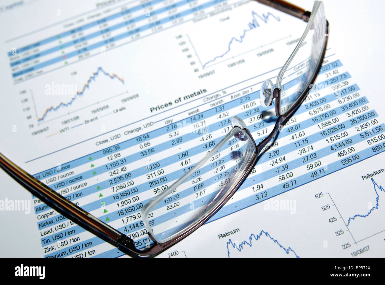 Chart tables hi-res stock photography and images - Alamy