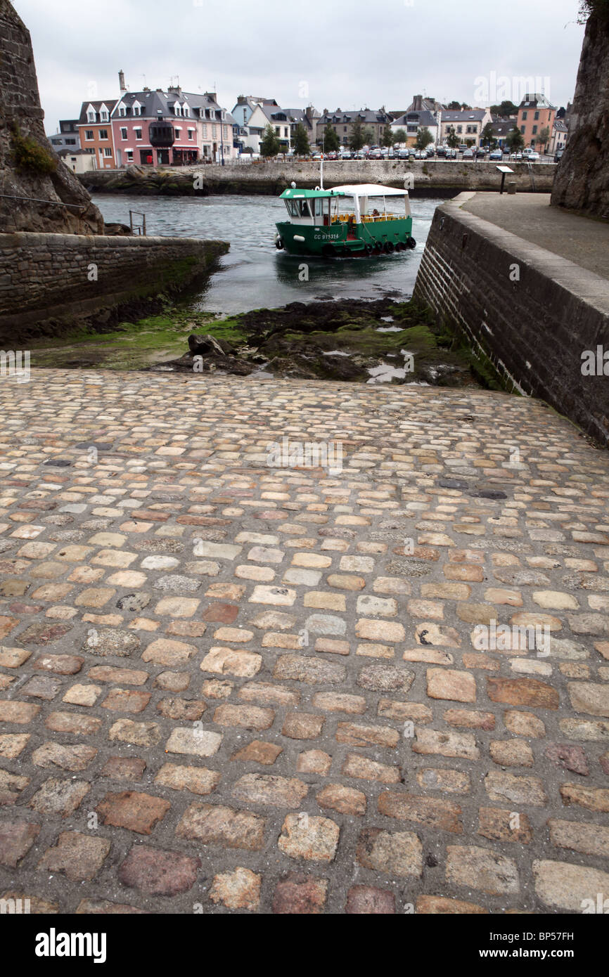 Arrival of the pedestrian ferry crossing - Concarneau - Finistere ...