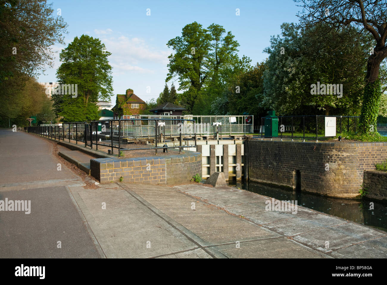 Reading Lock on the River Thames at King's Meadow, Berkshire, Uk Stock ...