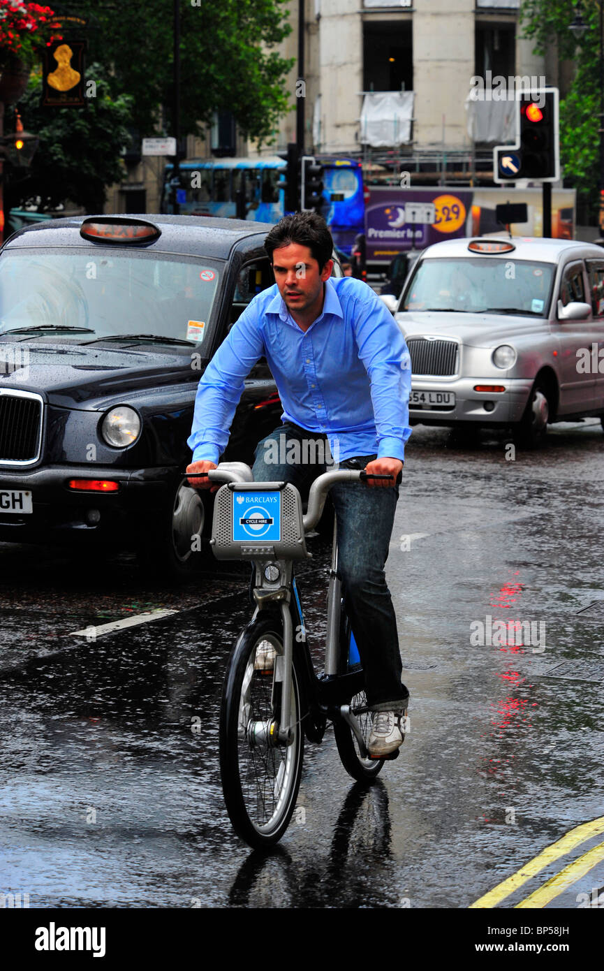 Cycling in rain hi-res stock photography and images - Alamy