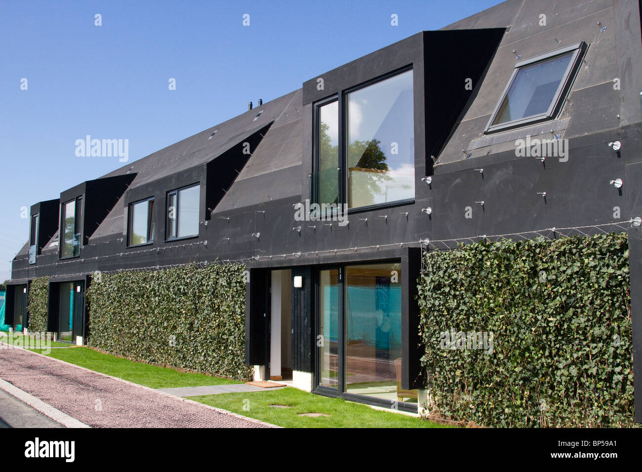 New modern concept houses. "Stealth Terrace" Eco-Friendly Domestic ...