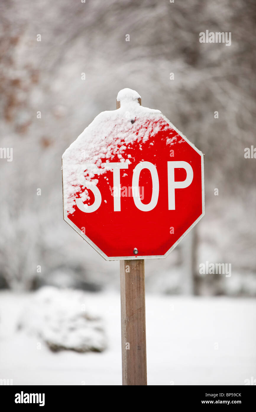 Stop sign snow hi-res stock photography and images - Alamy