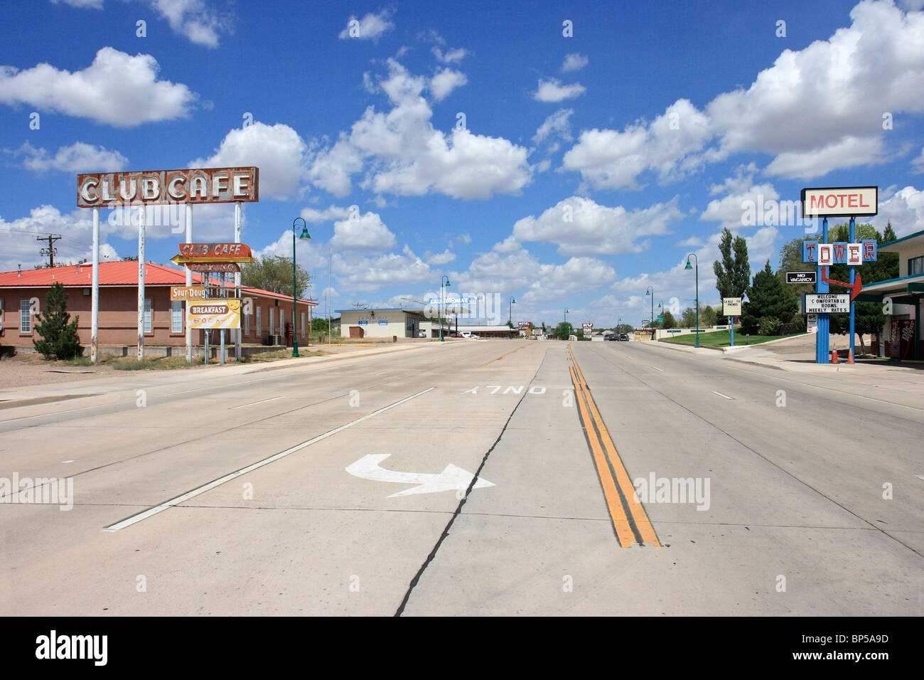 Empty, wide street in Santa Rosa, USA Stock Photo - Alamy