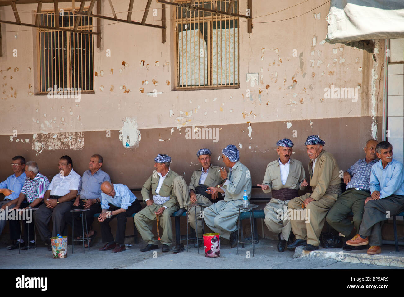 Kurish Iraqi men at a teahouse in Dohuk, Iraq Stock Photo - Alamy
