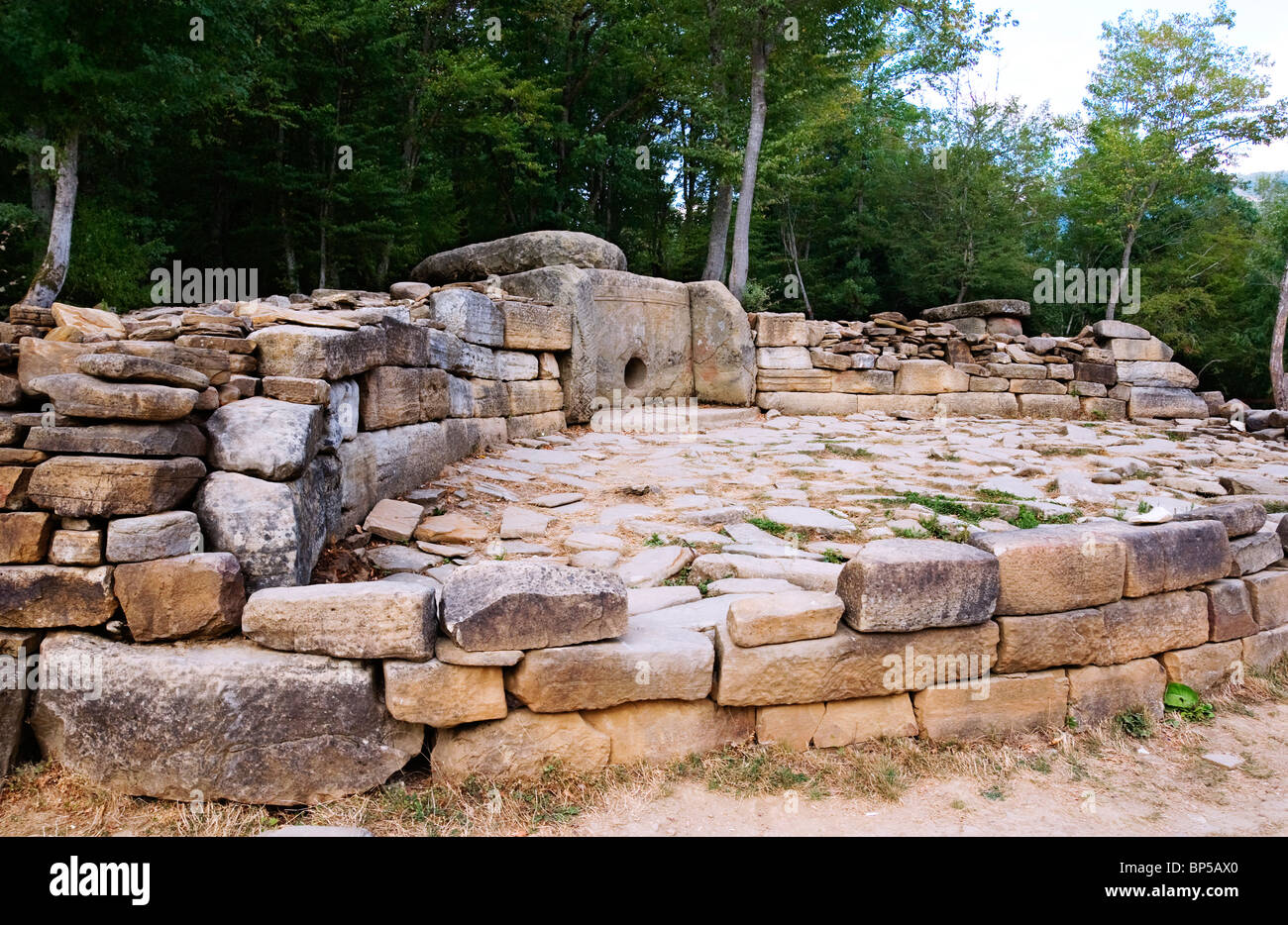 Old stone tomb hi-res stock photography and images - Alamy